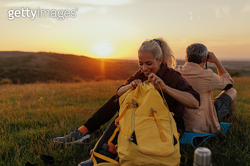 Middle age Couple stop for rest after hiking 이미지 (1399438930) - 게티이미지뱅크