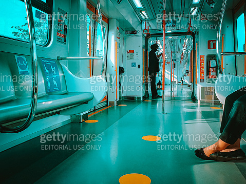 the atmosphere inside the MRT train carriage 이미지 (1383232608) - 게티이미지뱅크