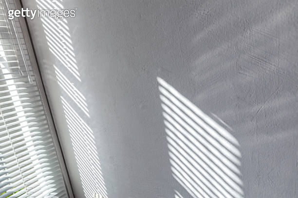 abstract light with reflections from window on white textured wall 이미지 ...