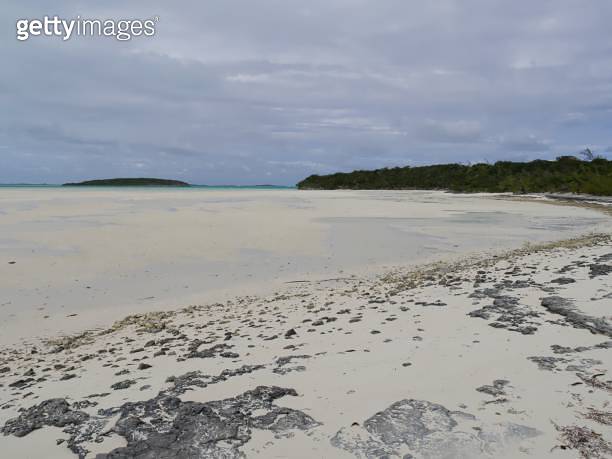 Long stretch of white sand at the Exuma Point Beach, Bahamas at low ...