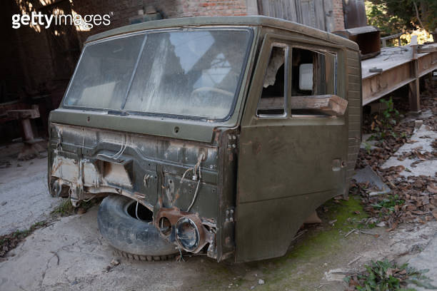 Broken abandoned rusty old vehicle. Retro damaged transportation. 이미지 (1435989304) - 게티이미지뱅크
