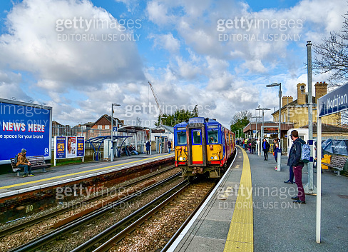 People waiting for the train on the platform of Norbiton station. 이미지 ...