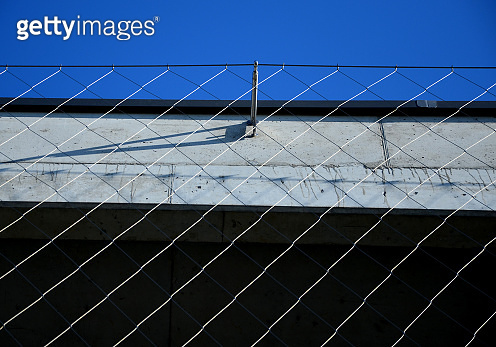 in front of the facade with the balconies is a tensioned cable network ...
