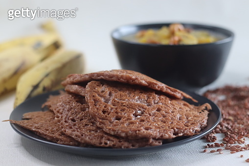 Red rice pancakes Served with Ripe plantain stew (1429412124) - 게티이미지뱅크