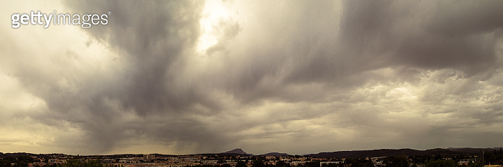 Sainte Victoire mountain in the light of a cloudy spring morning 이미지 ...