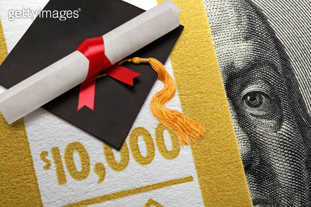 Graduation Cap And Diploma On $10,000 이미지 (1400105214) - 게티이미지뱅크