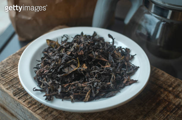 homemade dry fermented tea leaves 이미지 (1397520235) - 게티이미지뱅크