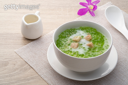 Pandan flavoured Tapioca pearl pudding with a dash of coconut milk 이미지 ...