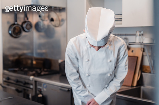 A male chef bowing in the kitchen 이미지 (1453221861) - 게티이미지뱅크