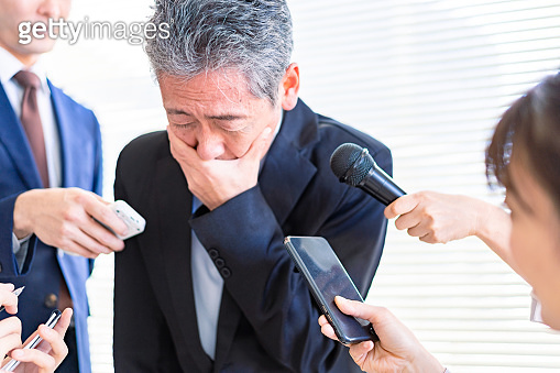 Man crying at a press conference 이미지 (1364954791) - 게티이미지뱅크
