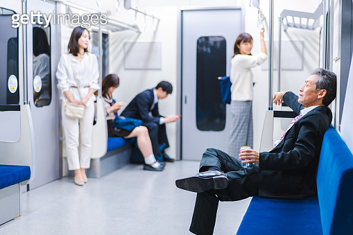 Middle-aged man drinking on the train 이미지 (1366333938) - 게티이미지뱅크