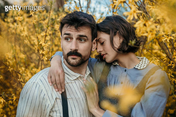 Couple sharing love in spring 이미지 (1390585595) - 게티이미지뱅크