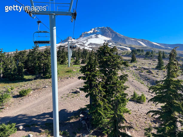Summer skiing on Palmer Glacier at Timberline Ski Resort 이미지 ...