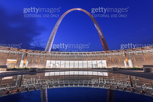 The Gateway Arch and Visitor Center in Gateway Arch National Park 이미지 ...