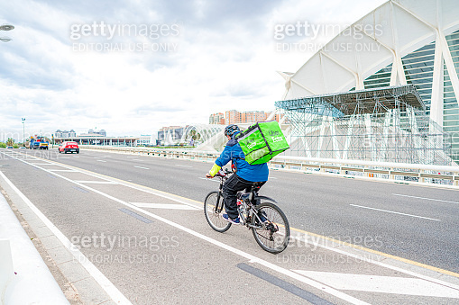 UBER EATS rider delivering food in Valencia-Spain 이미지 (1393177905) - 게티 ...