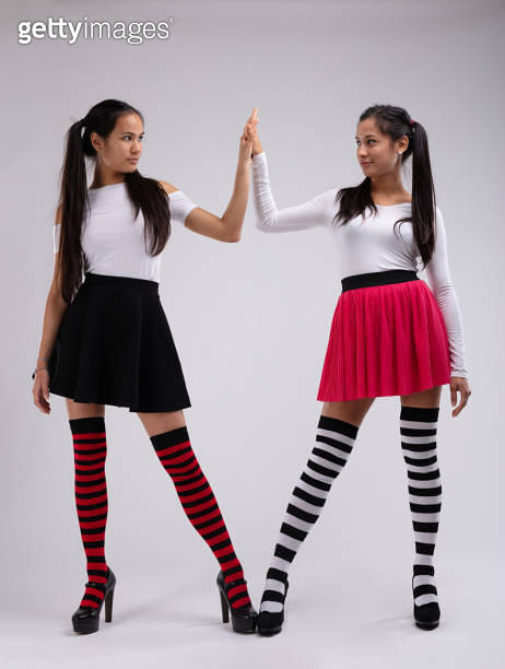 Two young models in funny outfit giving high-five 이미지 (1390386779) - 게티 ...
