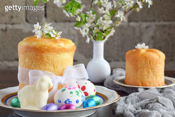 Happy Easter concept. Sweet bread with dried fruits and colored eggs ...