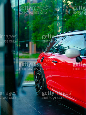 2023 MINI COOPER JCW in store window 이미지 (1409966305) - 게티이미지뱅크