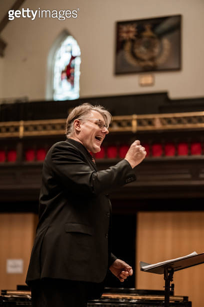 Church Choir Conductor during Concert performance 이미지 (1447190050) - 게티 ...