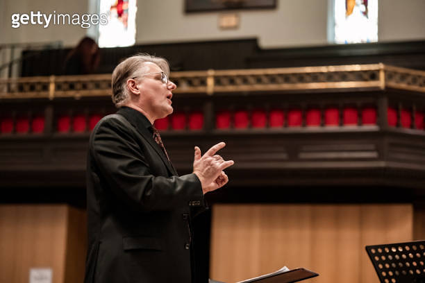 Church Choir Conductor during Concert performance 이미지 (1447189367) - 게티 ...