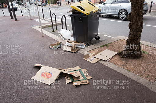 Overflowing Refuse Bin in the Street 이미지 (1387491819) - 게티이미지뱅크