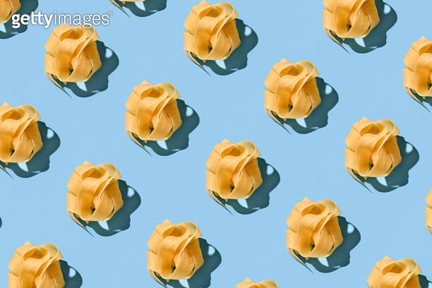Raw pasta pappardelle repeating seamless pattern on blue backdrop 이미지 ...