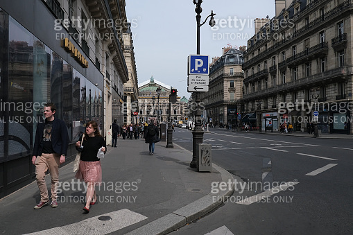 People walk in central in Paris, France 이미지 (1403032877) - 게티이미지뱅크