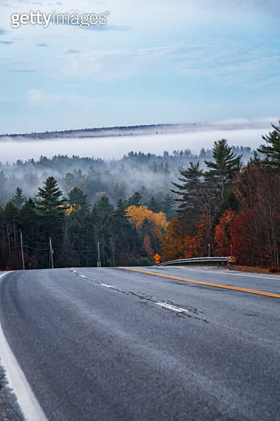 Early Morning Rural Maine Highway Foggy Valley 이미지 (1432354344) - 게티이미지뱅크