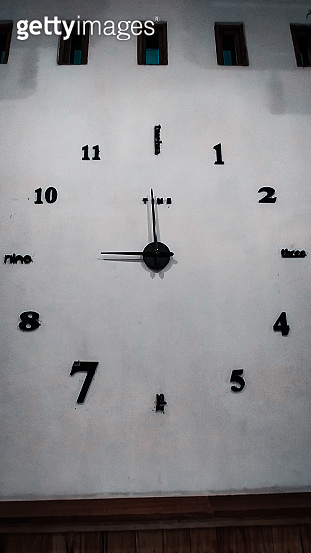 real clock on the wall 이미지 (1397552297) - 게티이미지뱅크