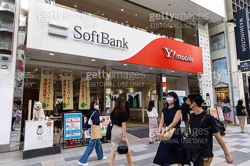 SoftBank and Y! mobile in Tokyo, Japan 이미지 (1440770265) - 게티이미지뱅크