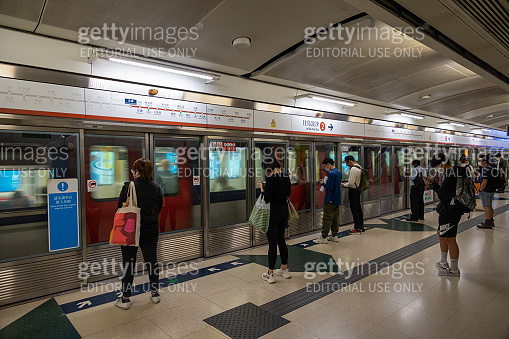 MTR Tuen Ma Line East Tsim Sha Tsui Station in Kowloon, Hong Kong 이미지 ...