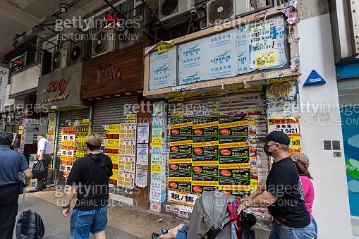 Closed stores in Mong Kok, Kowloon, Hong Kong 이미지 (1391955251) - 게티이미지뱅크