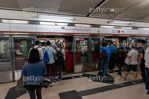 MTR East Tsim Sha Tsui Station in Kowloon, Hong Kong (1395193050) - 게티이미지뱅크