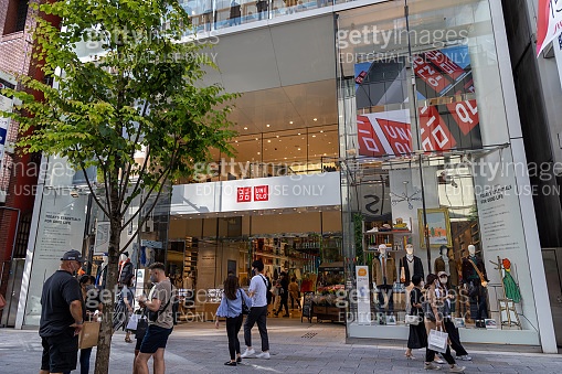 Uniqlo Flagship Store in Ginza, Tokyo, Japan 이미지 (1440769921) - 게티이미지뱅크
