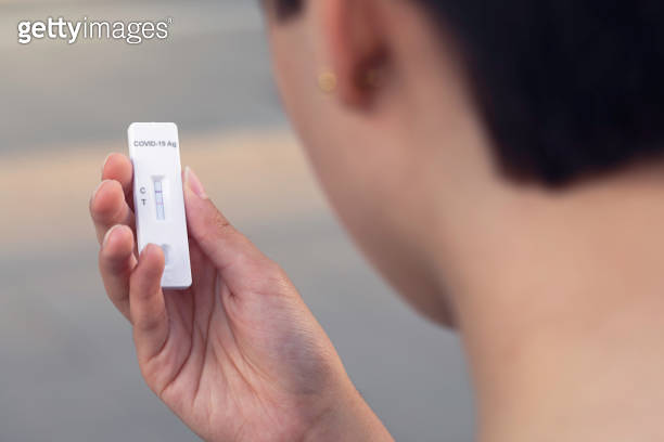 Person with positive Covid-19 test results from a self test 이미지 ...