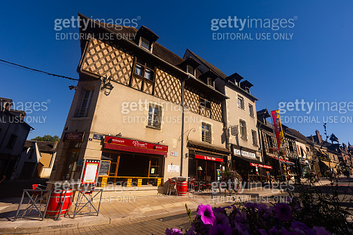 Shops and diners along street of Aubigny-sur-Nere, France 이미지 ...