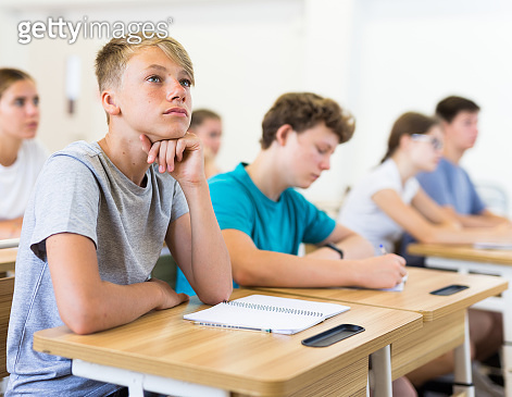 Portrait of attentive focused boy in auditorium 이미지 (1408593405) - 게티이미지뱅크