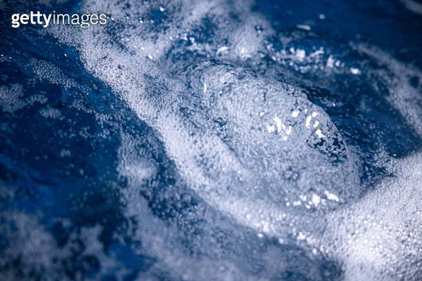Bubbly texture of the water at the hot tub 이미지 (1390819527) - 게티이미지뱅크
