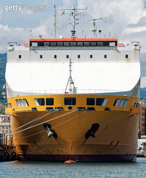 big yellow roro ship in genova harbour 이미지 (1410045132) - 게티이미지뱅크