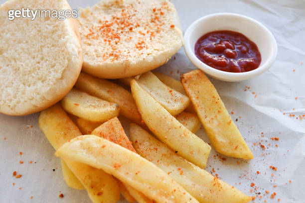 Hot chips with a roll 이미지 (1412512206) - 게티이미지뱅크