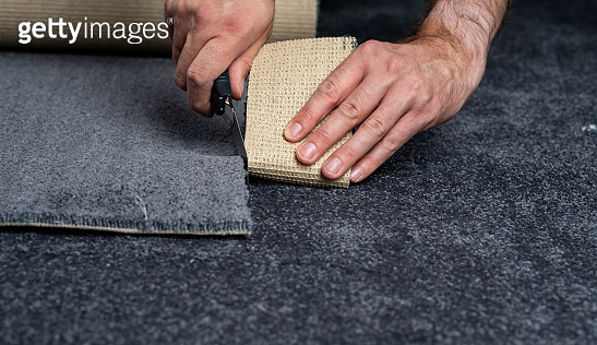 Handyman cutting a new carpet with a carpet cutter. 이미지 (1430303112 ...