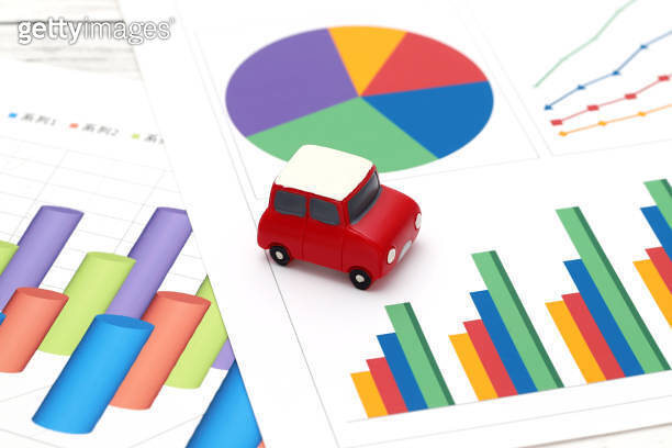 toy car and graph printed documents 이미지 (1366167520) - 게티이미지뱅크