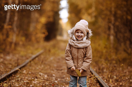 Child girl walking on rails 이미지 (1408958337) - 게티이미지뱅크