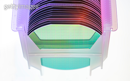Silicon Wafers in plastic holder box (1383384090) - 게티이미지뱅크
