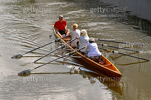 Mature adults rowing a boat on one of Amsterdam's canals 이미지 ...