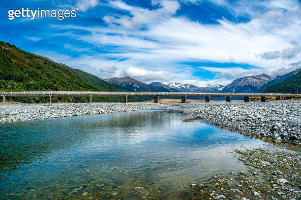 Arthurs Pass bridge crossing the Waimakariri River (1375559587) - 게티이미지뱅크