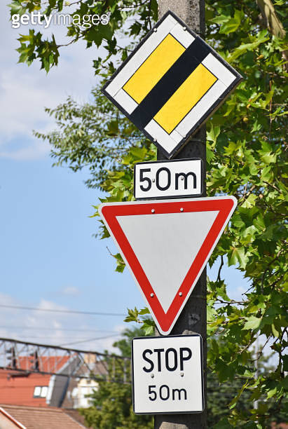 Yield and end of highway road traffic signs (1408893735) - 게티이미지뱅크