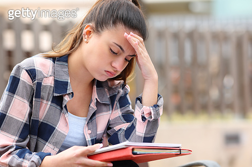 Frustrated student trying to understand lesson in a park 이미지 ...