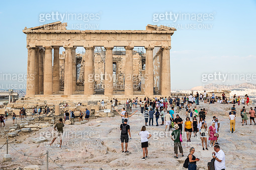 Tourists and the Parthenon in the Acropolis of Athens in Greece 이미지 (1434072052) - 게티이미지뱅크