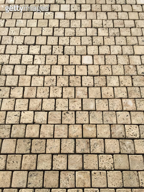 Square shape wet stone flooring, cobblestone 이미지 (1372488104) - 게티이미지뱅크